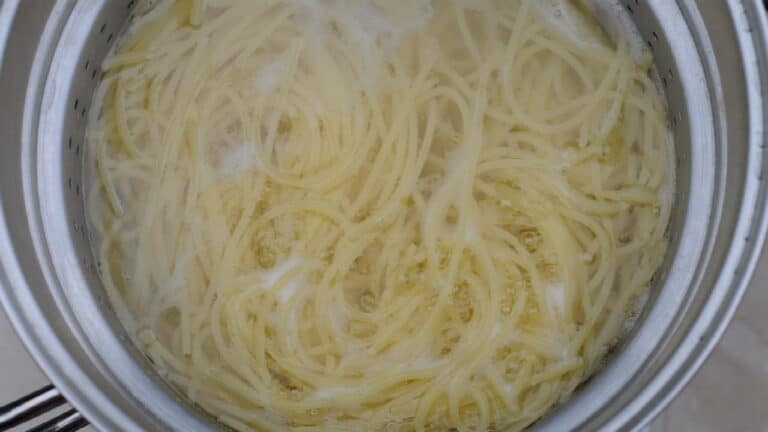 The Italian Way to Make Any Pasta with Prawns Delicious - Your Guardian ...